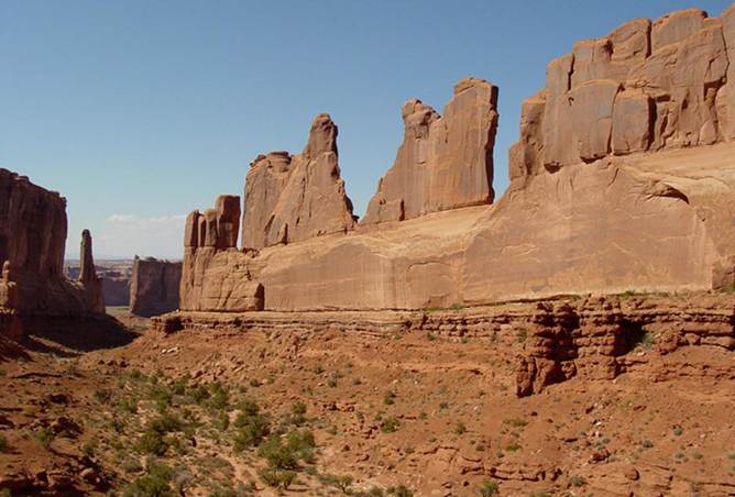 Sandstone fin at Park Avenue. The solid sandstone cliffs are Slick Rock ...